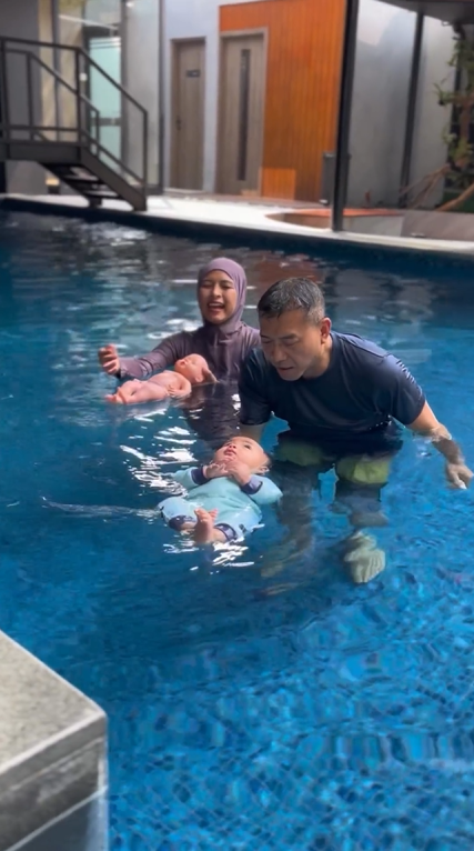 Anang Hermansyah Ajak Berenang Azura