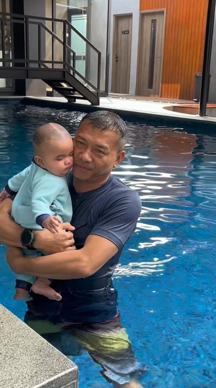 Anang Hermansyah Ajak Berenang Azura