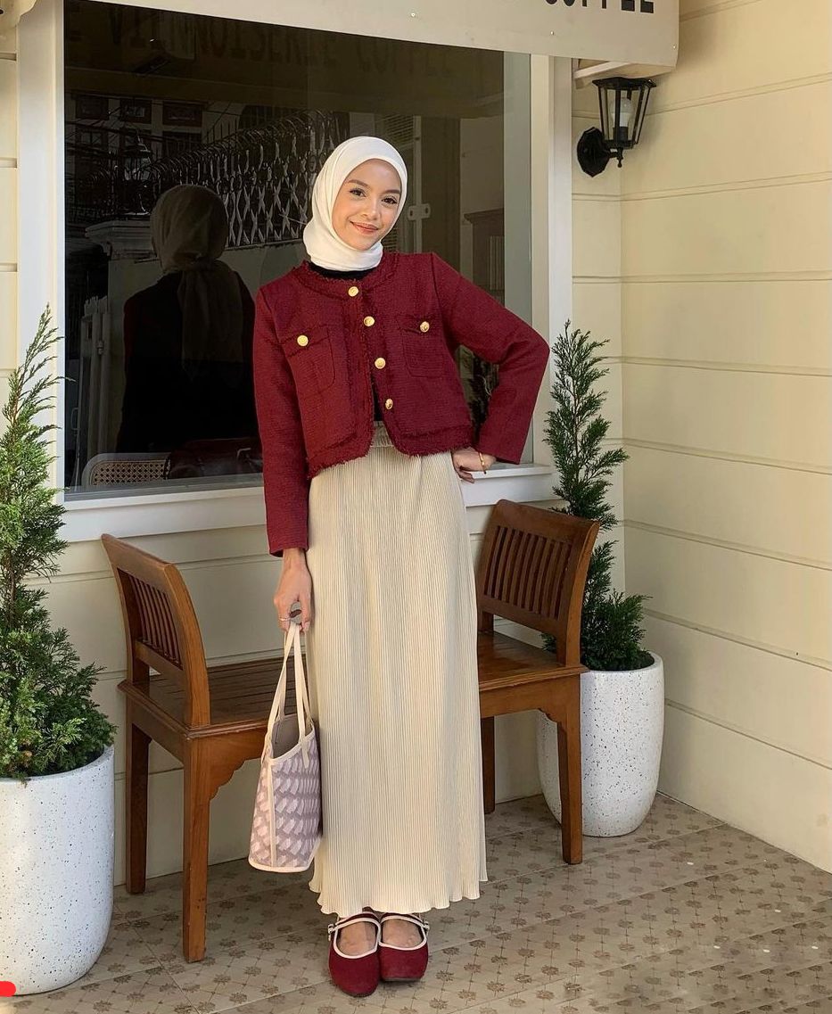 9 OOTD Outfit Nuansa Merah ala Febiola Nabila, Tampil Modis!