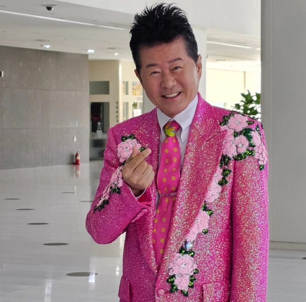 7 Artis Korea Cowok Ini Beri Uang Saku Untuk Artis Lain