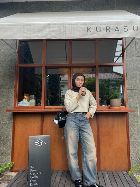 7 Ide OOTD Hijab Skena ala Adya Asyra untuk Segala Kegiatan