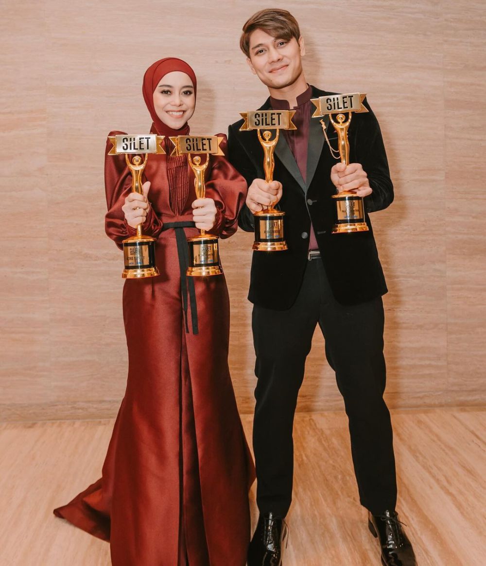 Rizky Billar dan Lesti Kejora Borong Piala Silet Awards 2024