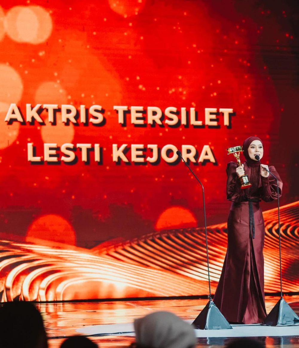 Rizky Billar dan Lesti Kejora Borong Piala Silet Awards 2024