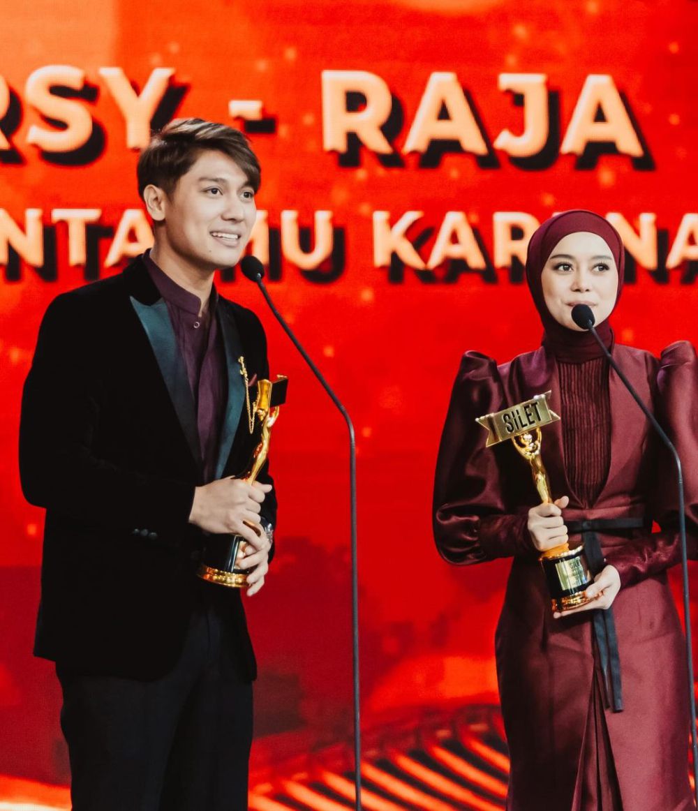 Rizky Billar dan Lesti Kejora Borong Piala Silet Awards 2024