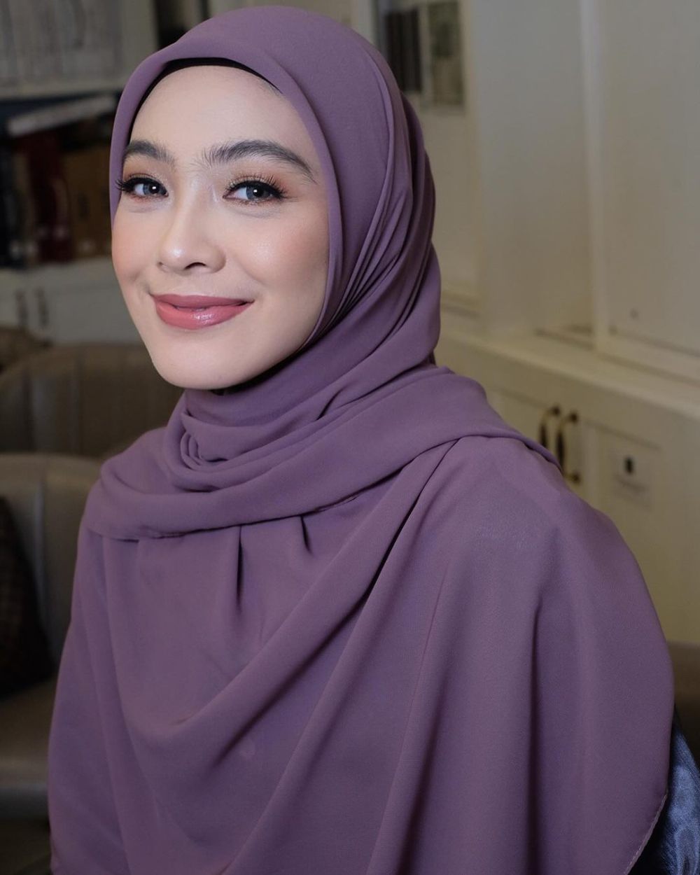 9 Gaya Makeup ala Dian Ayu Lestari, Tampil Flawless bak ABG