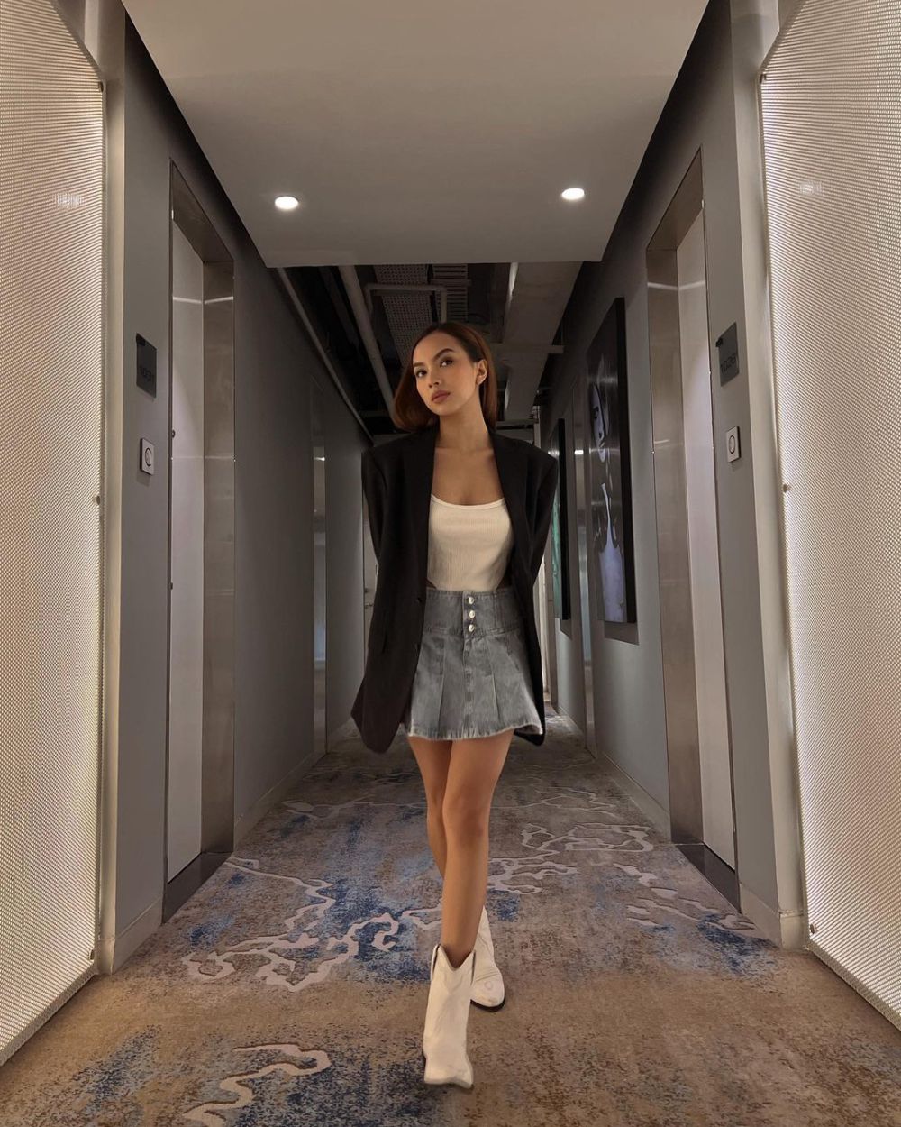 11 Ide OOTD Denim ala Nazla Alifa Senia, Casual Timeless