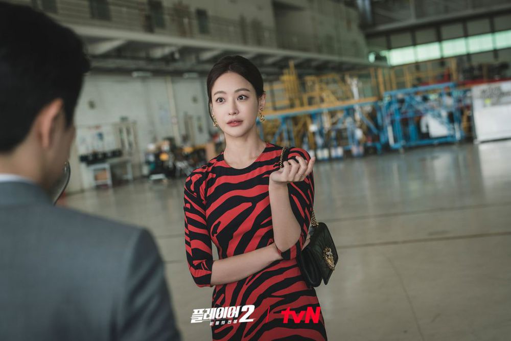 3 Sisi Misterius Sosok Jung Soo Min, Klien Kang Ha Ri