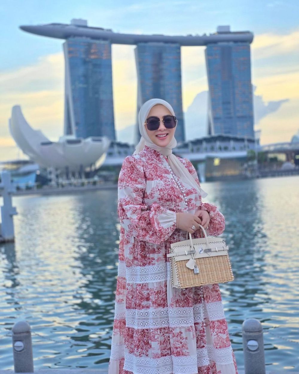 8 Foto Syahrini Berlatar Marina Bay dengan Dress Floral