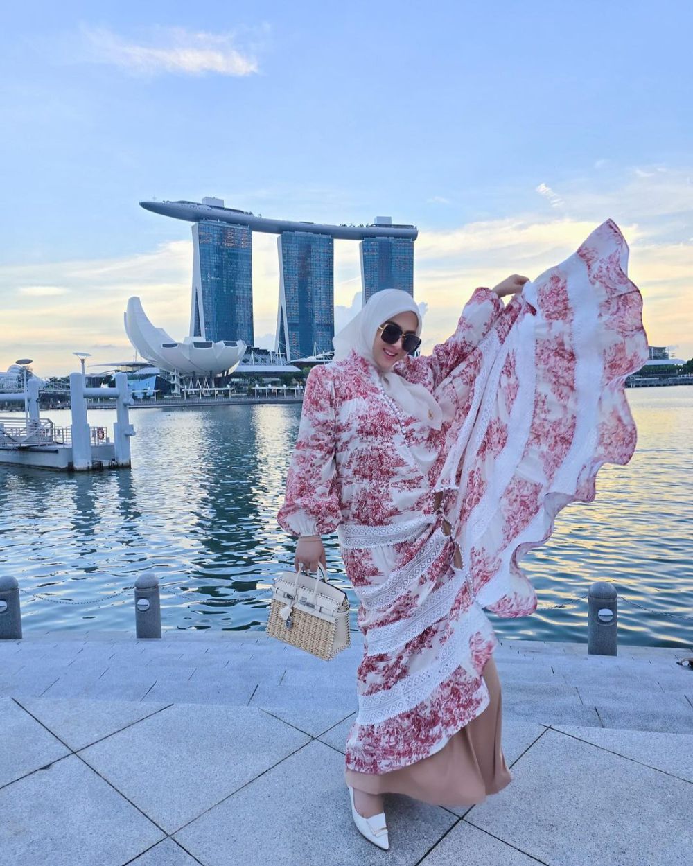 8 Foto Syahrini Berlatar Marina Bay dengan Dress Floral