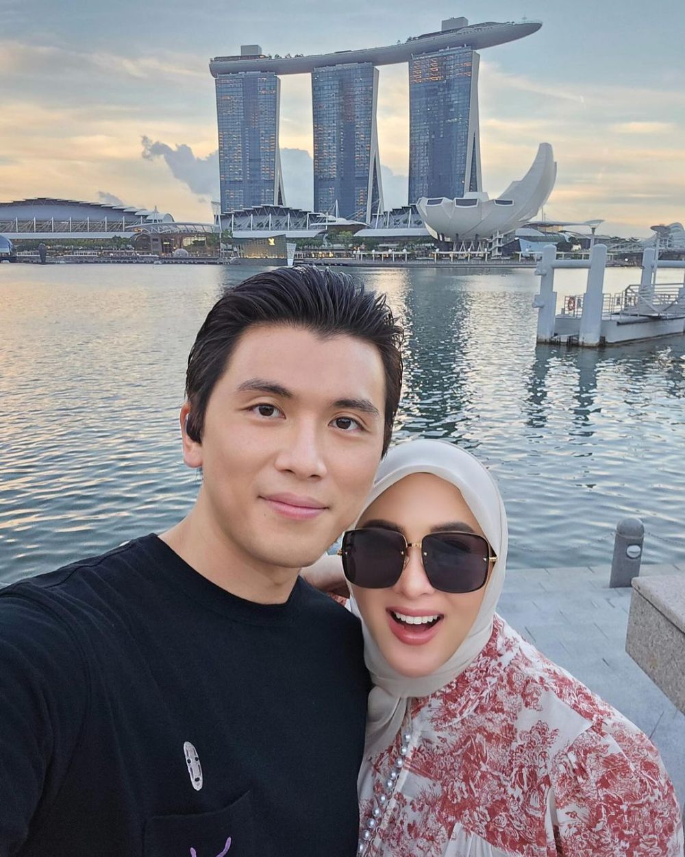8 Foto Syahrini Berlatar Marina Bay dengan Dress Floral