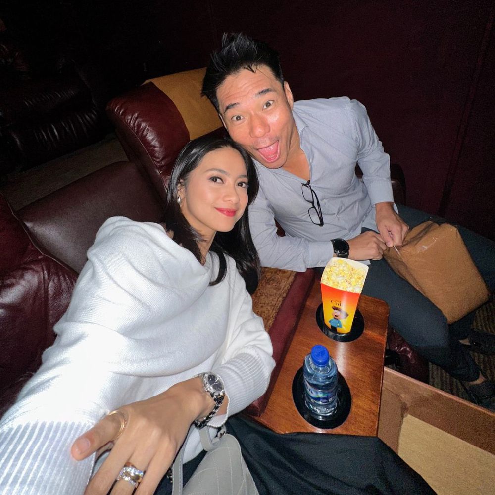 7 Potret Wedding Anniversary Ke-10 Rini Yulianti dan Suami