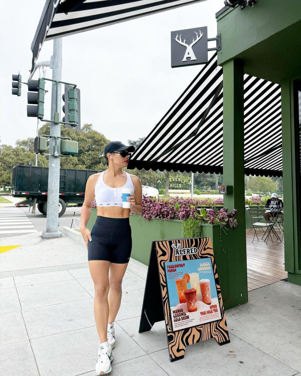 7 Potret Wanda Hara dan Gilang Pramana Jogging Beverly Hills