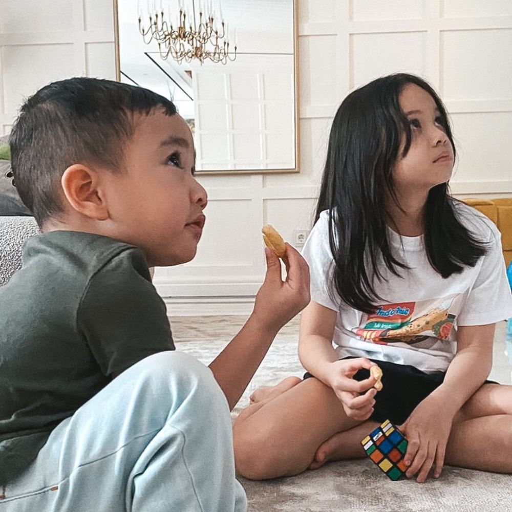 7 Potret Gempita dan Rafathar Main Tenis saat Libur Sekolah