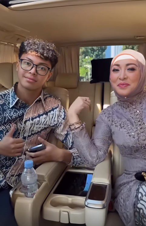 8 Potret Keluarga Besar di Lamaran Thariq-Aaliyah