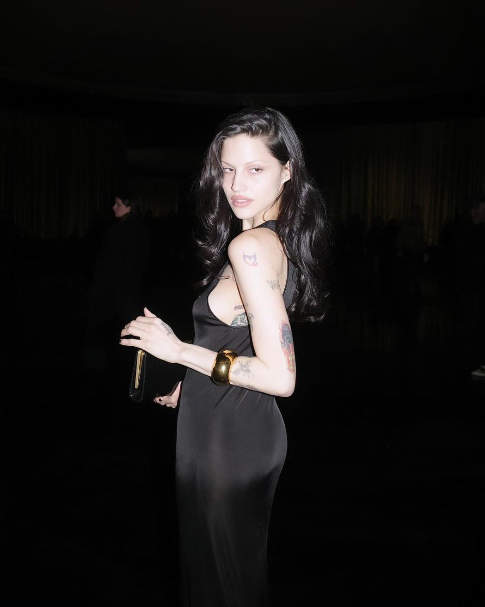 9 Potret Gabbriette Bechtel, Model Pacar Baru Matty Healy