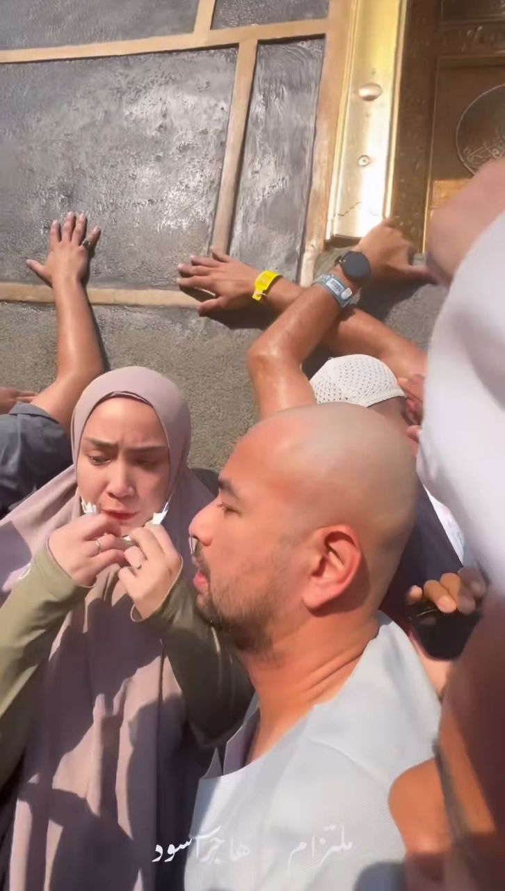 Raffi Ahmad dan Nagita Mencium Multazam dan Hajar Aswad