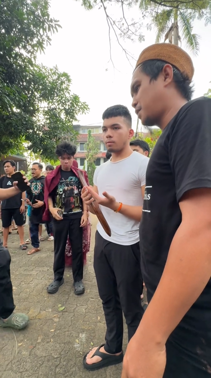 7 Potret Saaih Halilintar Pertama Kali Sembelih Sapi Kurban