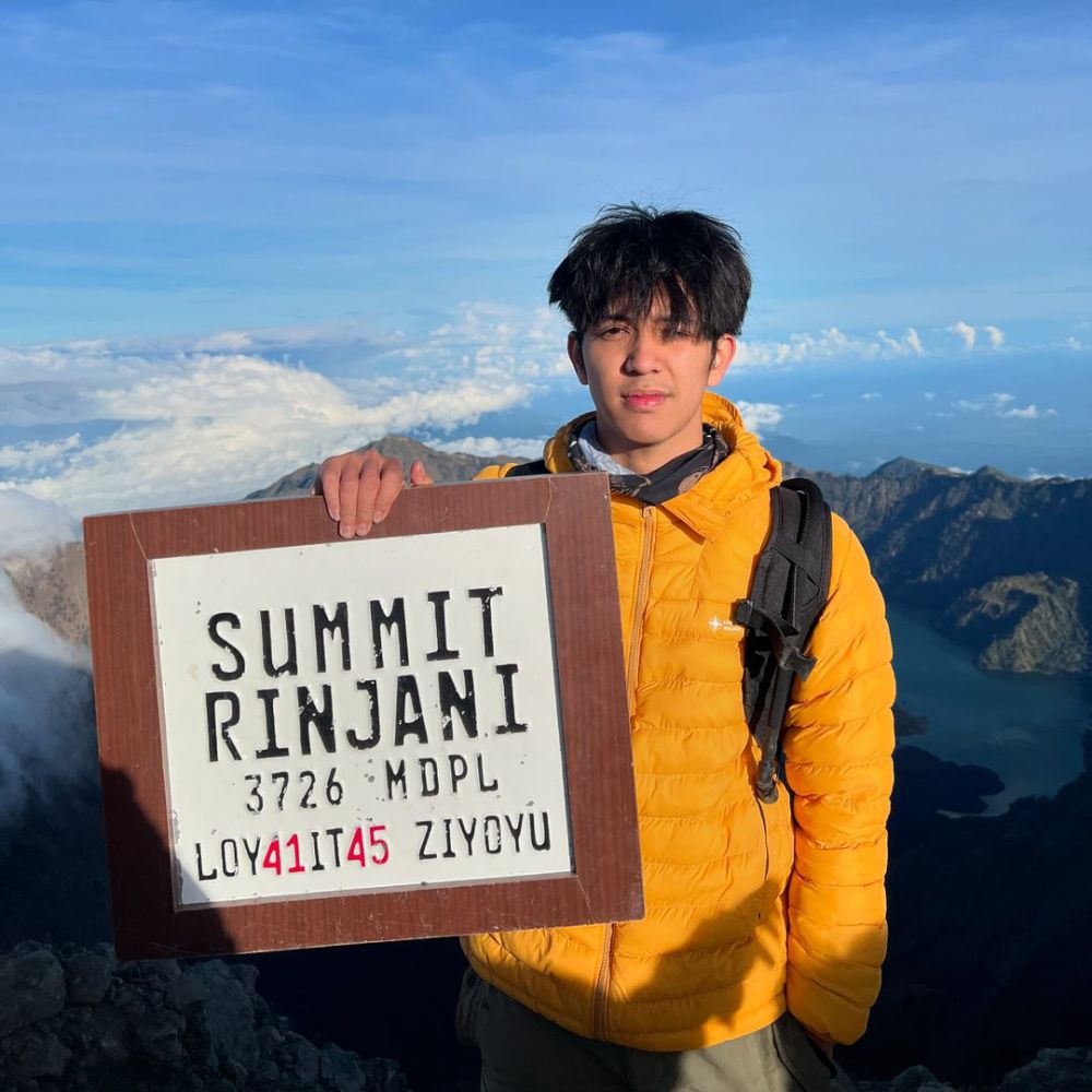 Potret Abun Sungkar Mendaki Gunung Rinjani, Impian Tercapai!