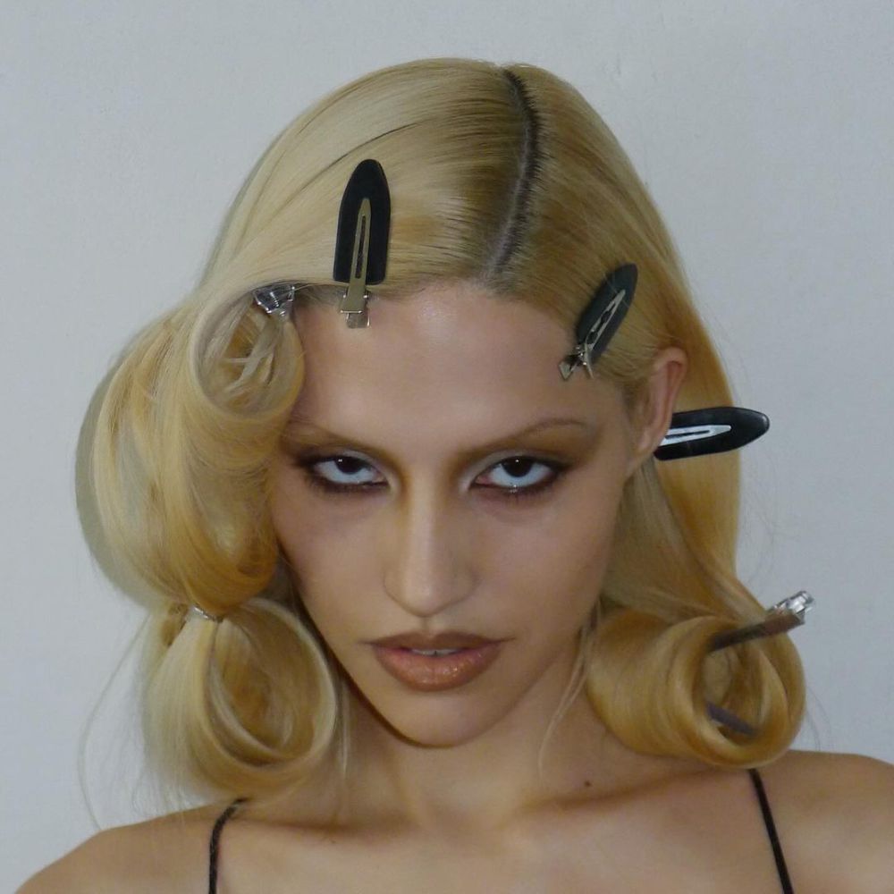 9 Potret Gabbriette Bechtel, Model Pacar Baru Matty Healy