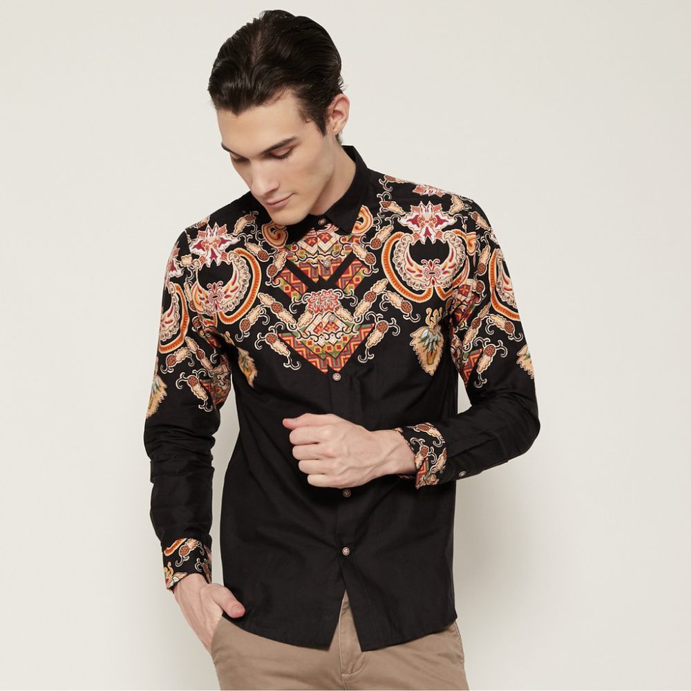 4 Rekomendasi Kemeja Batik Pria untuk Tampilan yang Memukau