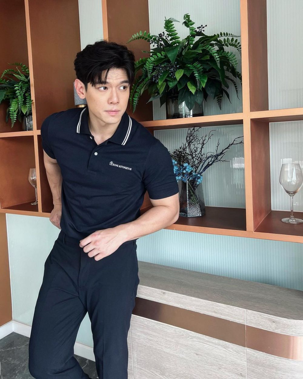 8 Inspirasi Outfit Black and White ala Gap Jakarin