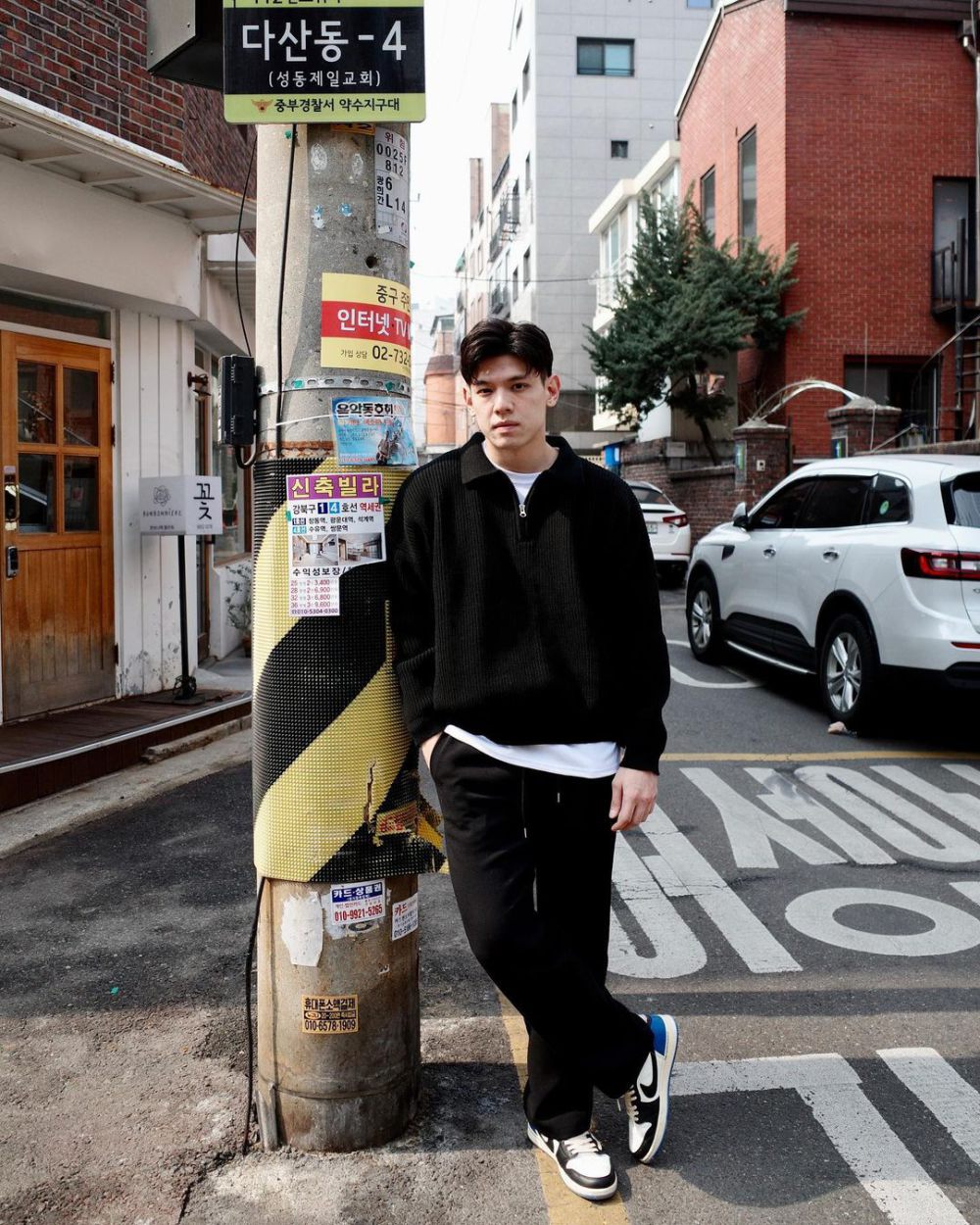 8 Inspirasi Outfit Black and White ala Gap Jakarin