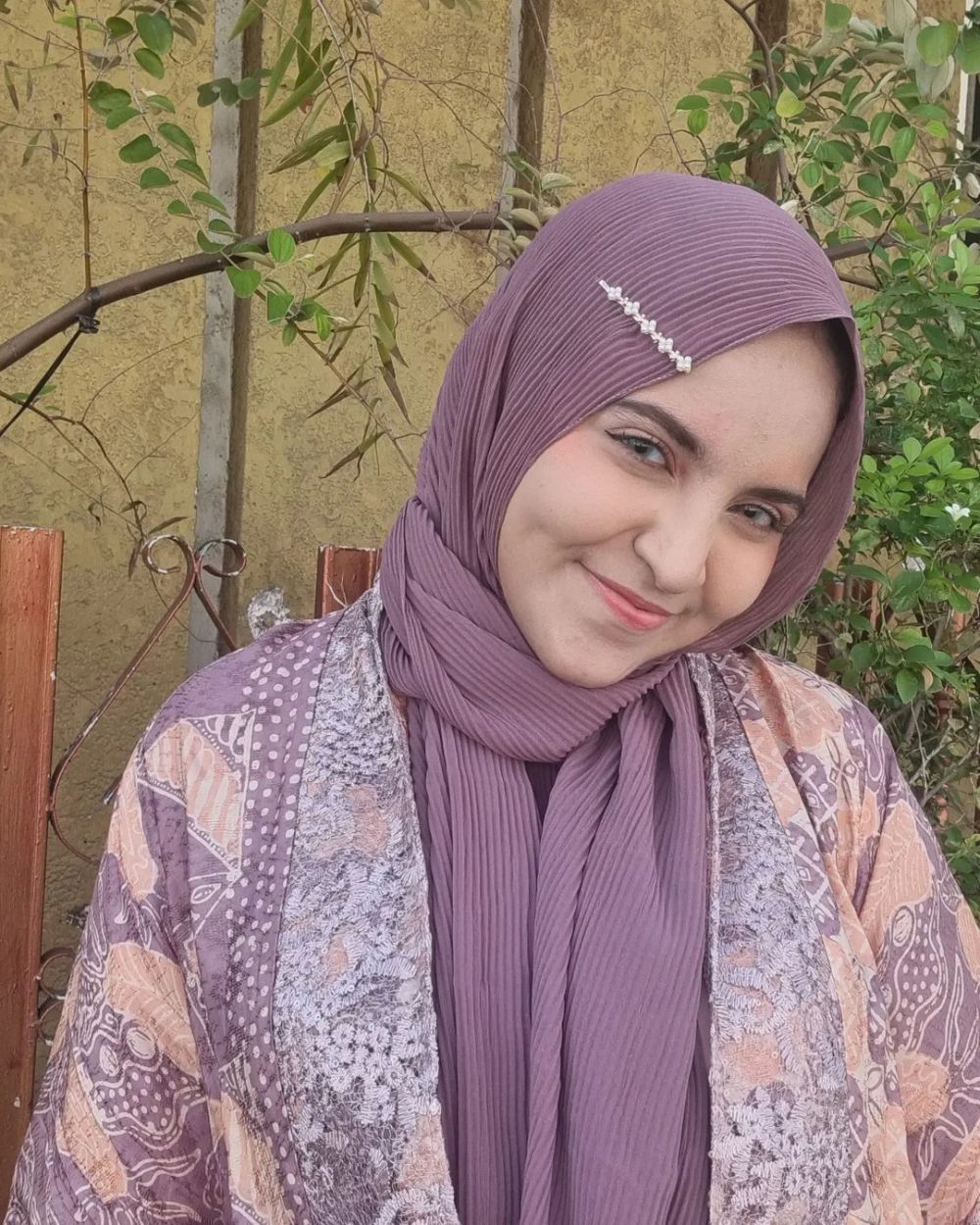 7 Gaya Fashion dan Makeup Shakira CoC, Simpel dan Inspiratif