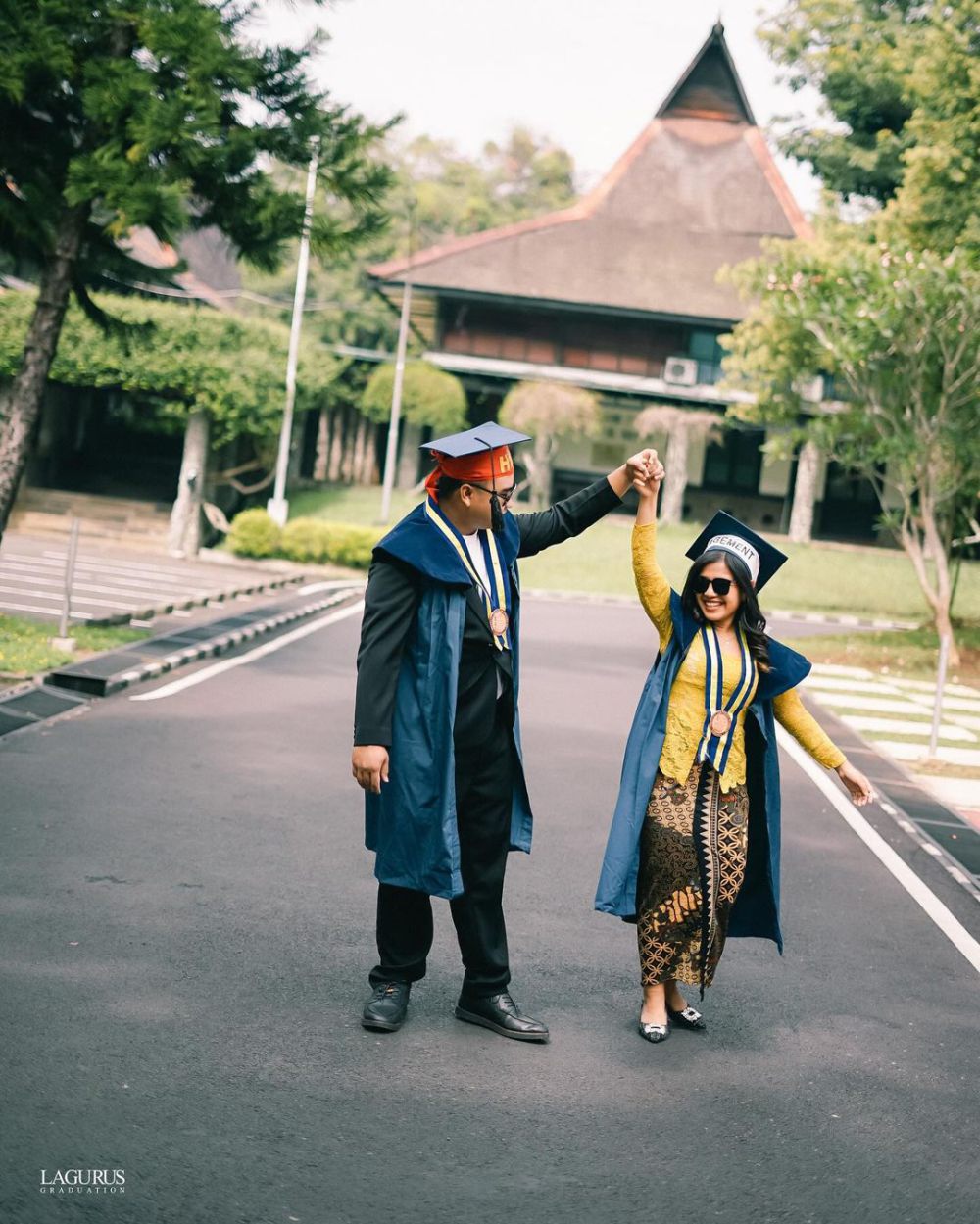 10 Ide Foto Wisuda Couple yang Ekspresif dan Unik!