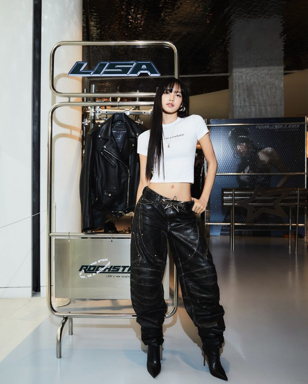 7 Potret Lisa BLACKPINK di Pop-Up Store ROCKSTAR