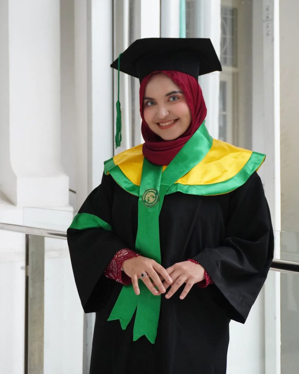 7 Gaya Fashion dan Makeup Shakira CoC, Simpel dan Inspiratif