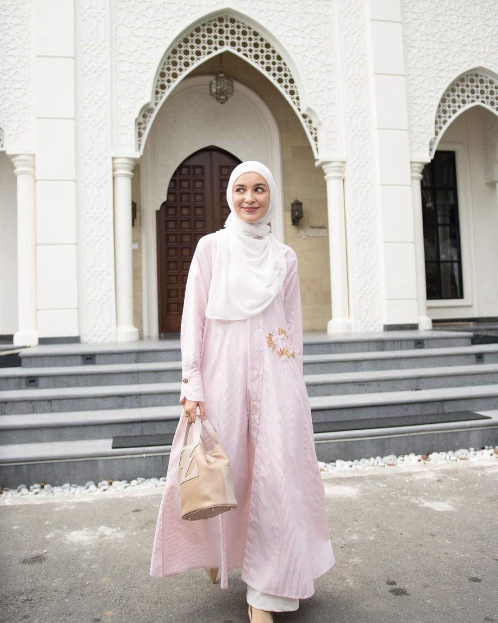 7 Ide Outfit Pengajian yang Simpel dan Fashionable, Syar'i!