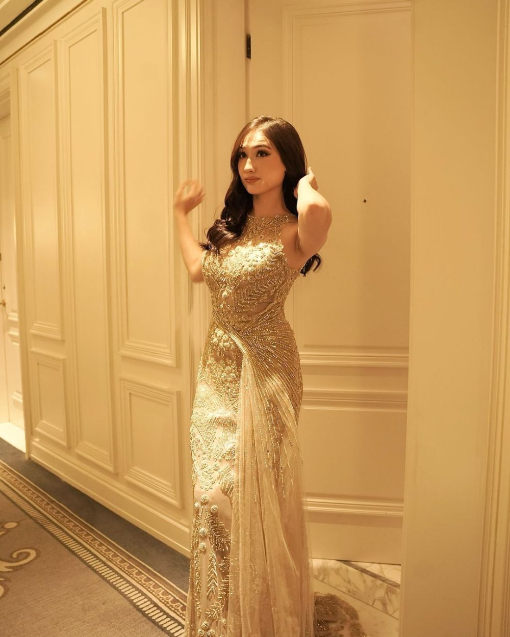 7 Potret Laura Moane Bergaun Emas, Gorgeous di Usia 18 Tahun