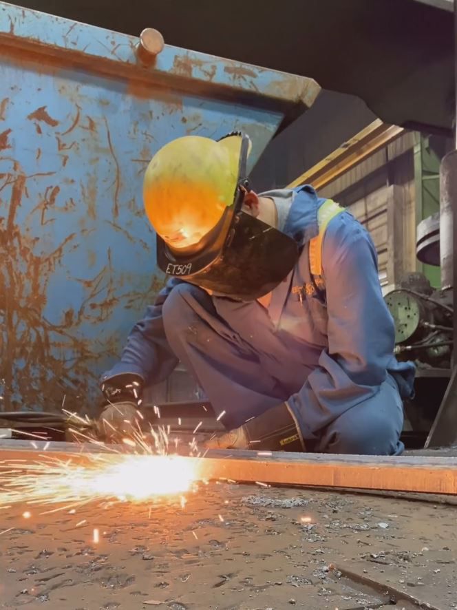 7 Potret Tengku Firmansyah Kerja di Pabrik Besi di Kanada