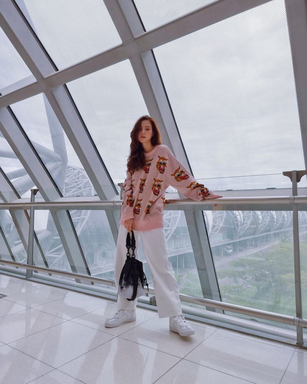 12 OOTD Baifern Pimchanok dengan Sepatu Sneakers, Kece!