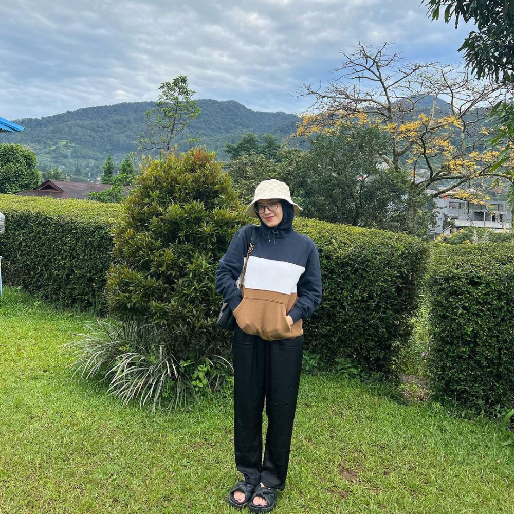 8 Referensi Daily Outfit ala Hafna Alliya, Chic!