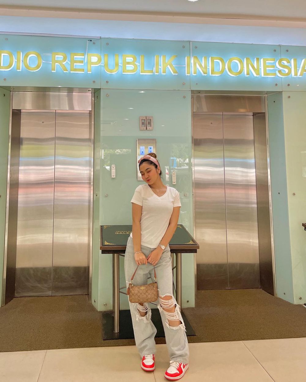 8 Ide OOTD High Top Sneakers ala Ratu Aulia, Chic dan Trendi