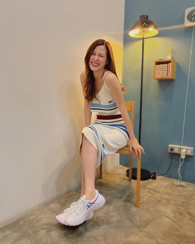 12 OOTD Baifern Pimchanok dengan Sepatu Sneakers, Kece!