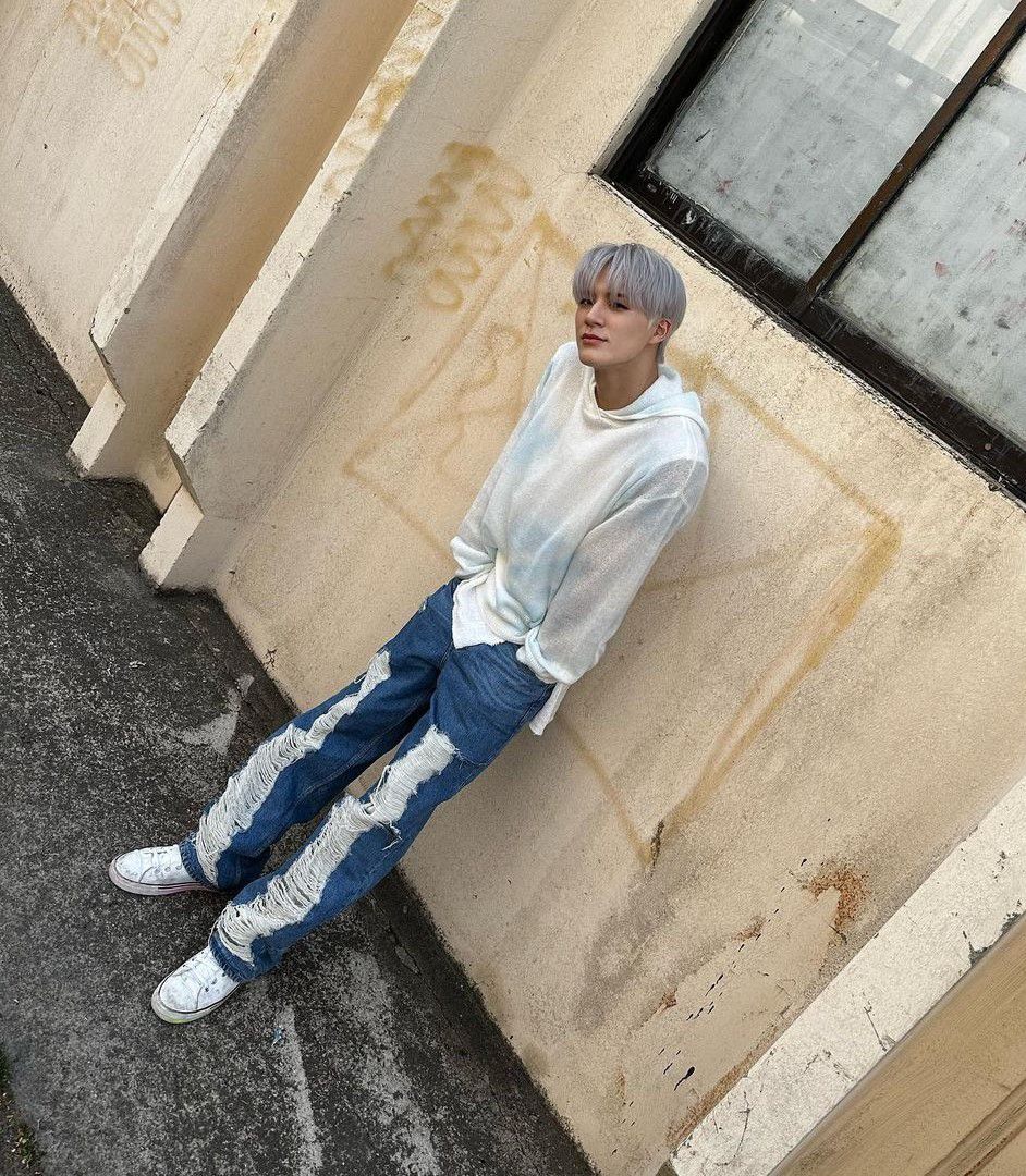 9 Gaya Jeno Nct Dengan Outfit Serba Putih Tetap Cool
