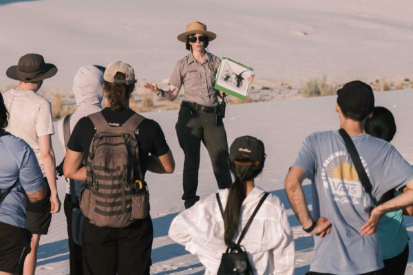 Etika Memberi Uang Tip ke Tour Guide