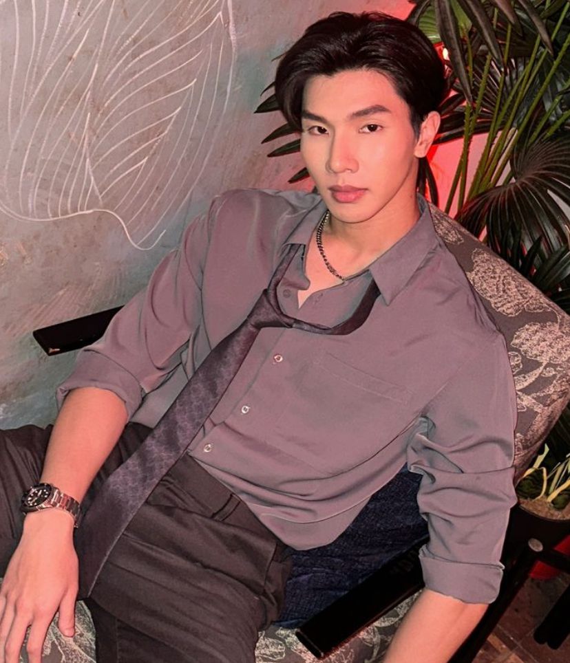 8 Rekomendasi Outfit Pakai Kemeja ala Lee Long Shi