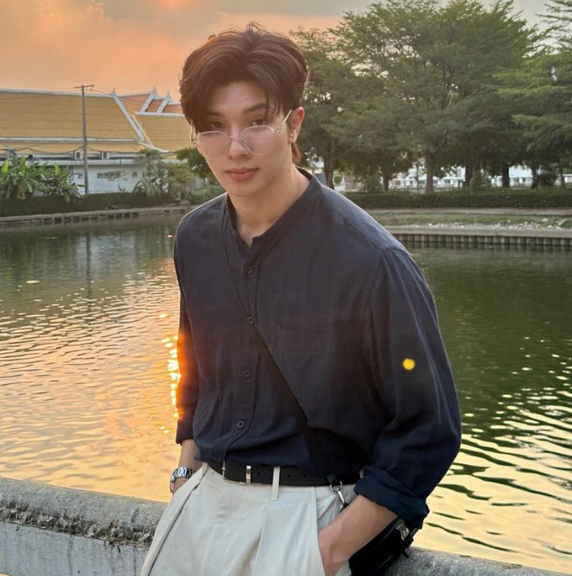 8 Rekomendasi Outfit Pakai Kemeja ala Lee Long Shi