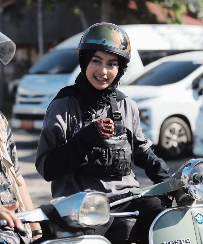 7 Potret Sintya Marisca Touring Naik Vespa di Aceh, Berhijab