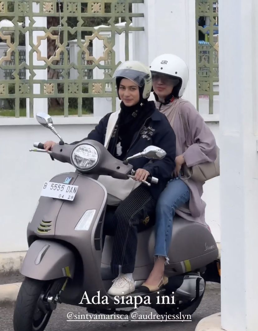 7 Potret Sintya Marisca Touring Naik Vespa di Aceh, Berhijab