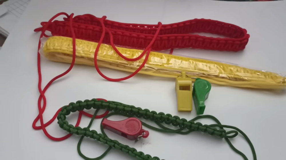 4 Cara Memasang Peluit Pramuka yang Benar, Gak Ribet