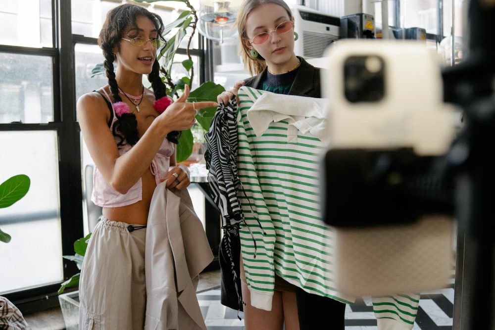 Mengenal Host Live Streaming: Tanggung Jawab hingga Gaji