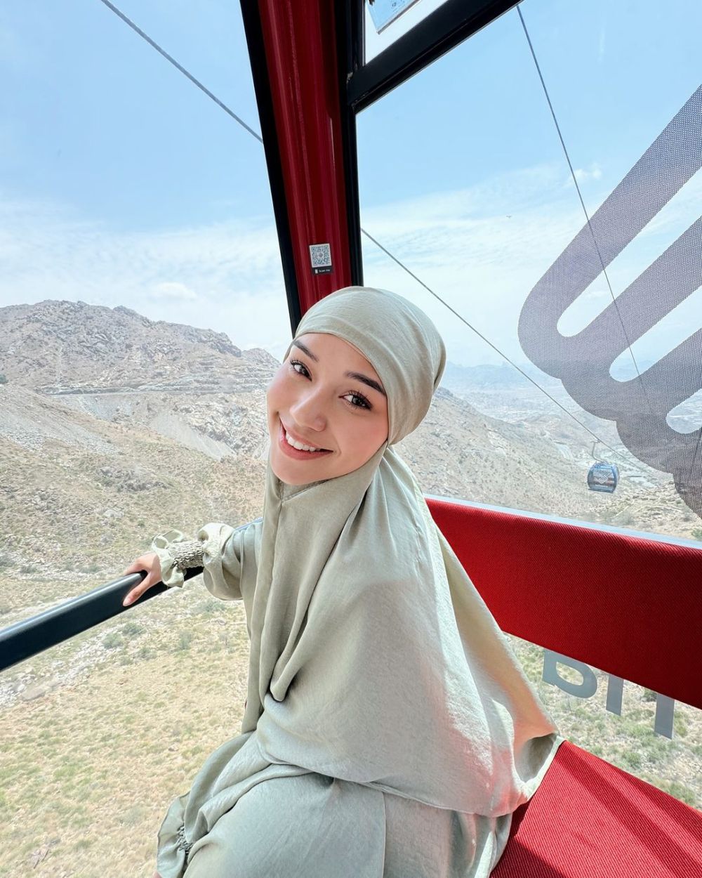 Lula Lahfah Naik Cable Car di Taif Setelah Jalani Umrah