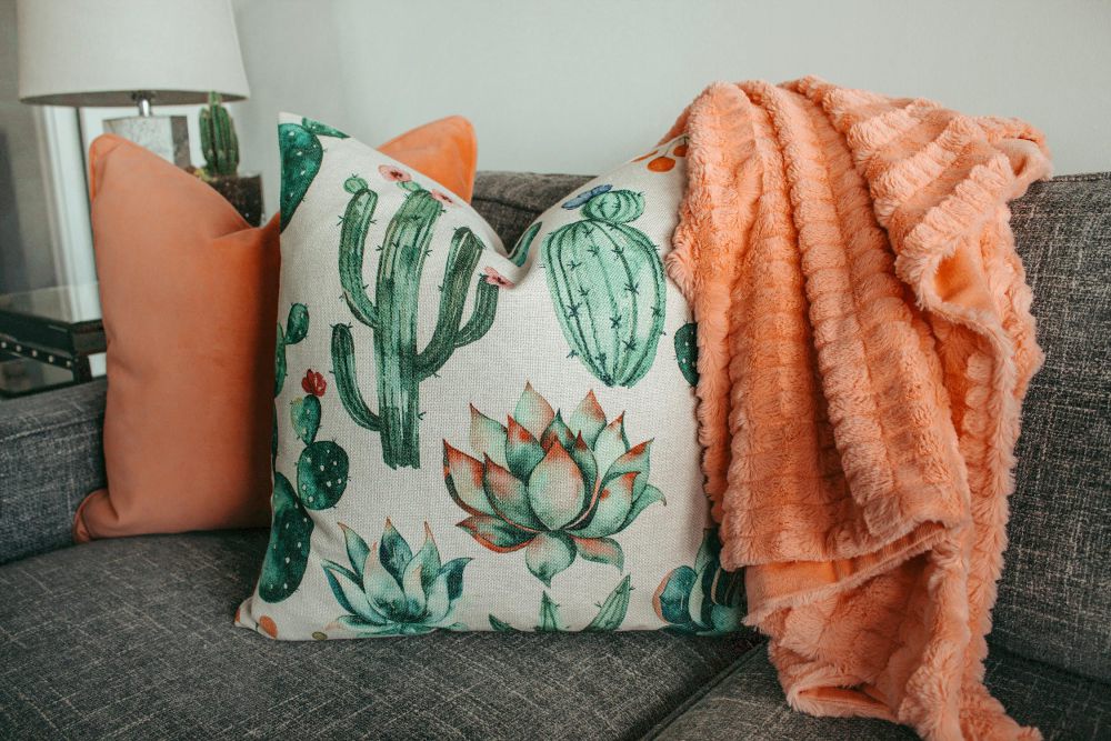 5 Tips Memilih Bantal Sofa Ruang Tamu, Eye Catching dan Kece