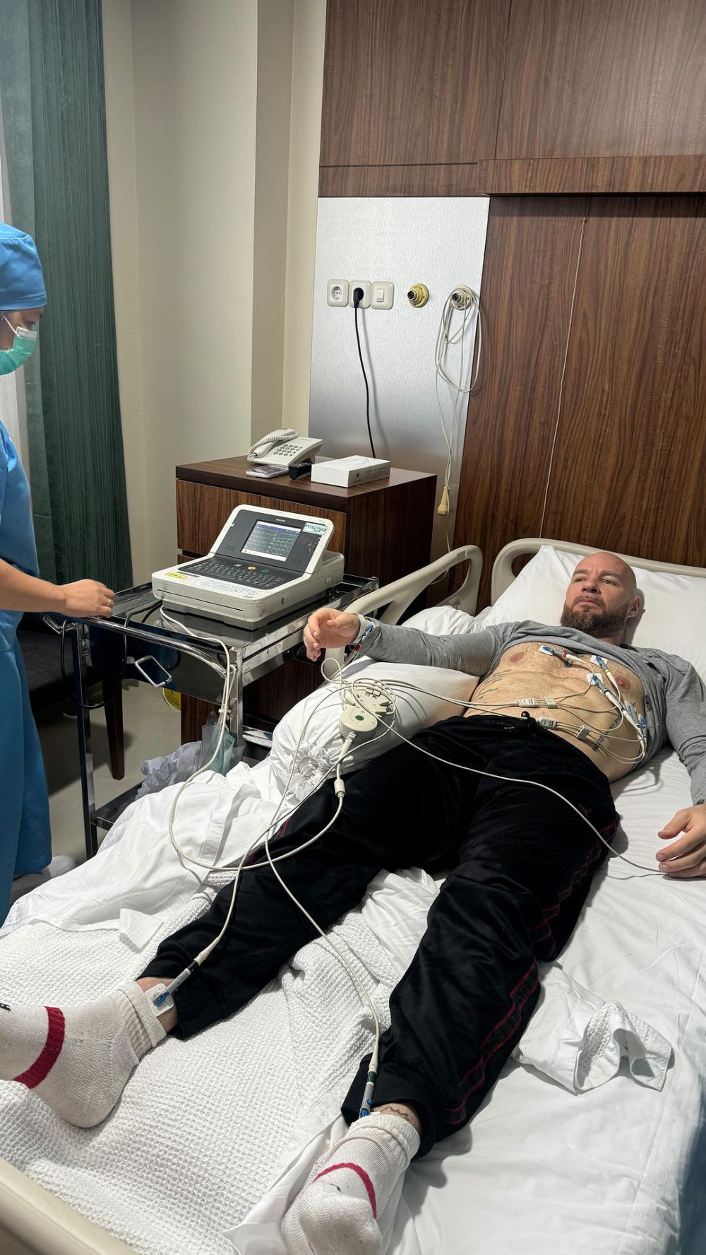 Potret Suami Melaney Ricardo Jalani Operasi di Bagian Kepala