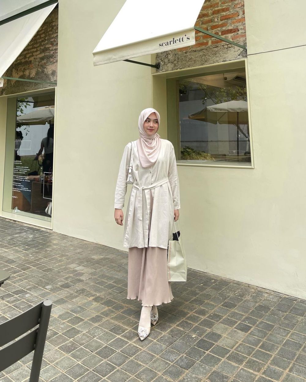 8 Ide Outfit Formal Elegan Warna Basic Putih ala Arcluna Pas