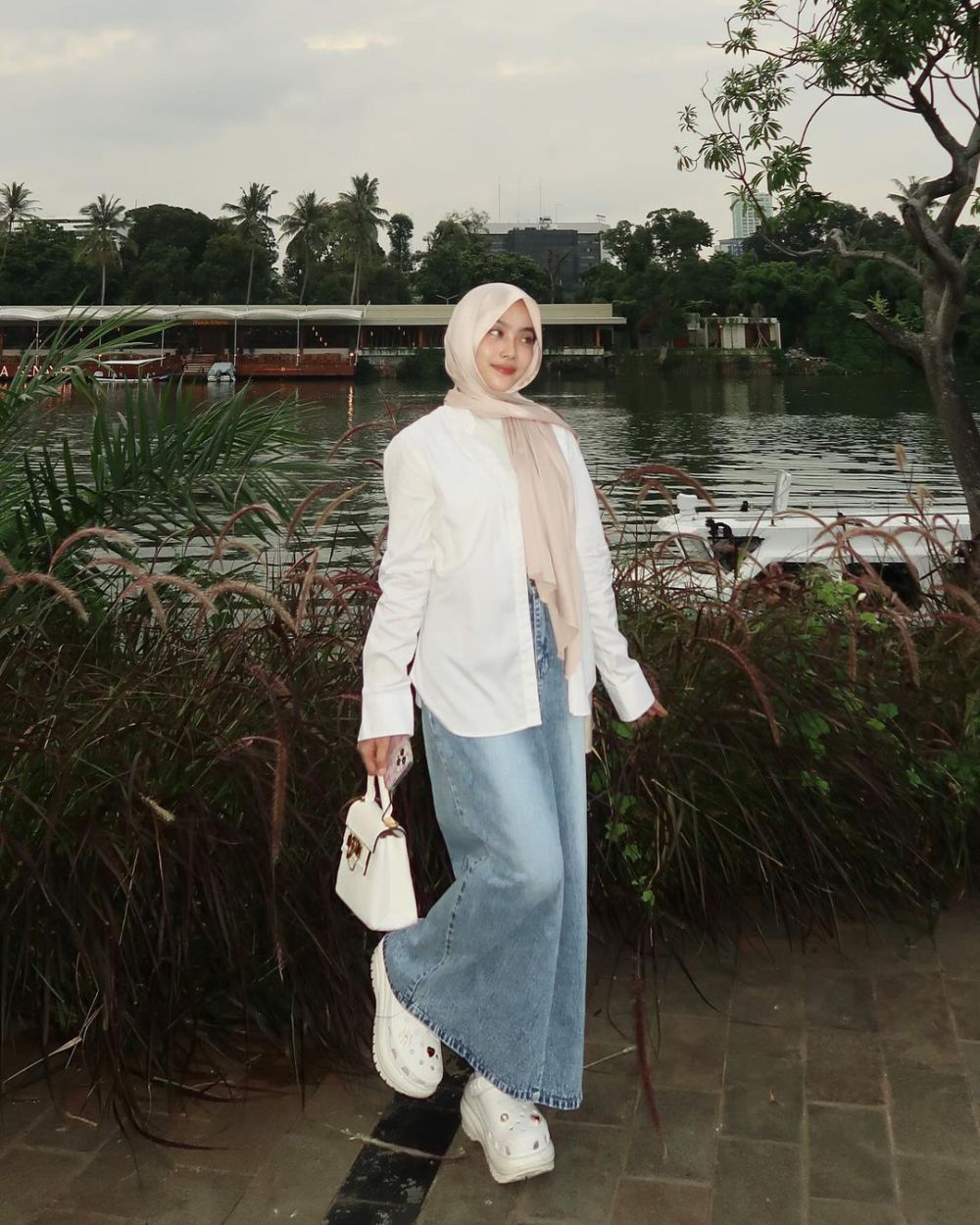 8 Ide Outfit Formal Elegan Warna Basic Putih ala Arcluna Pas